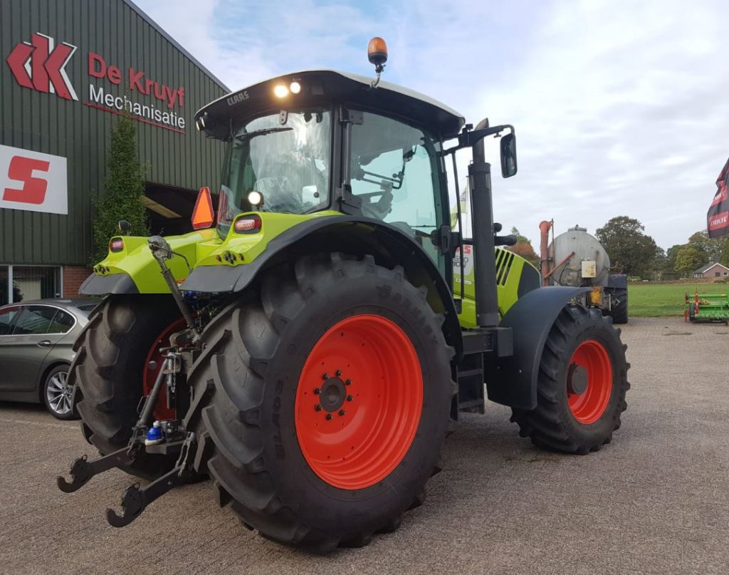 Derde CLAAS trekker afgeleverd aan melkveehouder in Harreveld.